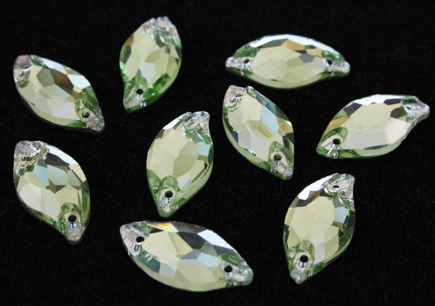 Light Peridot színű levél alakú kristály - Kristály Kuckó