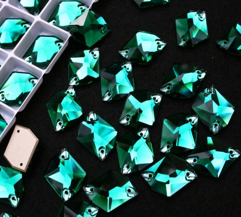 Emerald színű tört rombusz alakú kristály - Kristály Kuckó