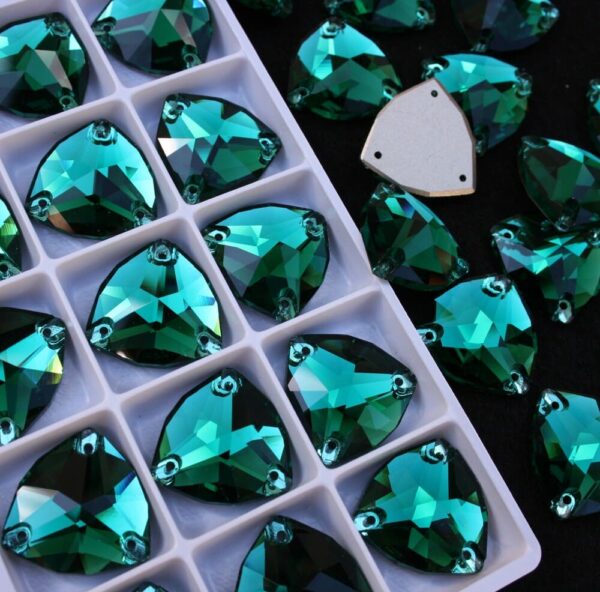 Emerald színű trilliant alakú kristály - Kristály Kuckó